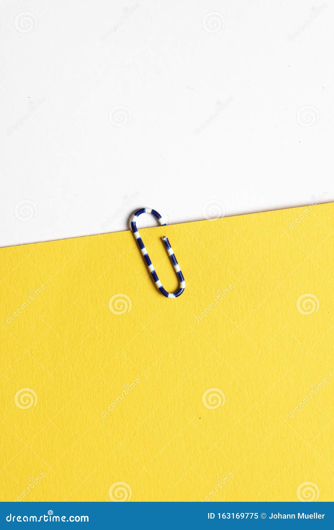 Memo notes with paper clip stock image. Image of announcement - 163169775