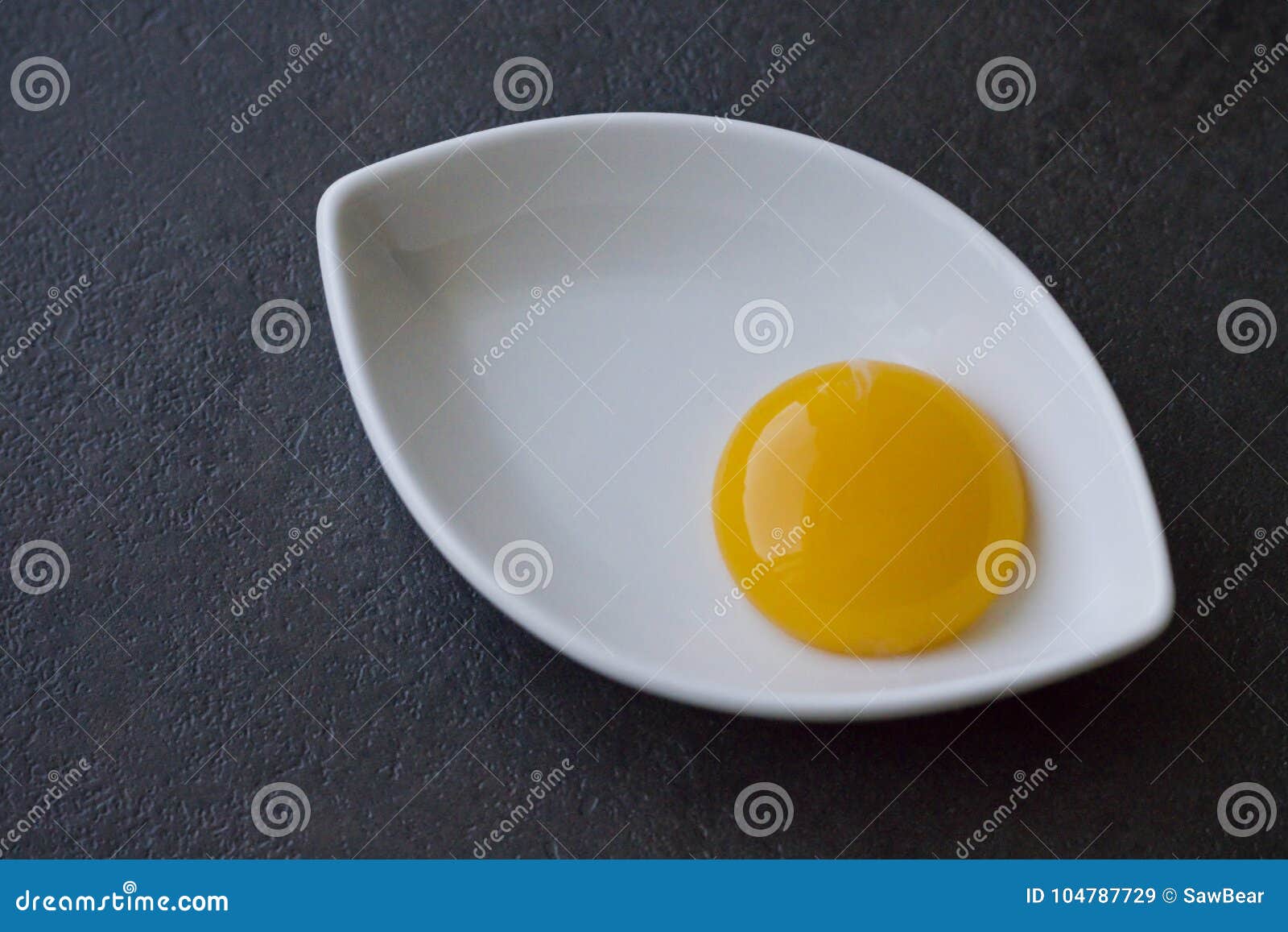 Yema de huevo en un plato imagen de archivo. Imagen de plato - 104787729