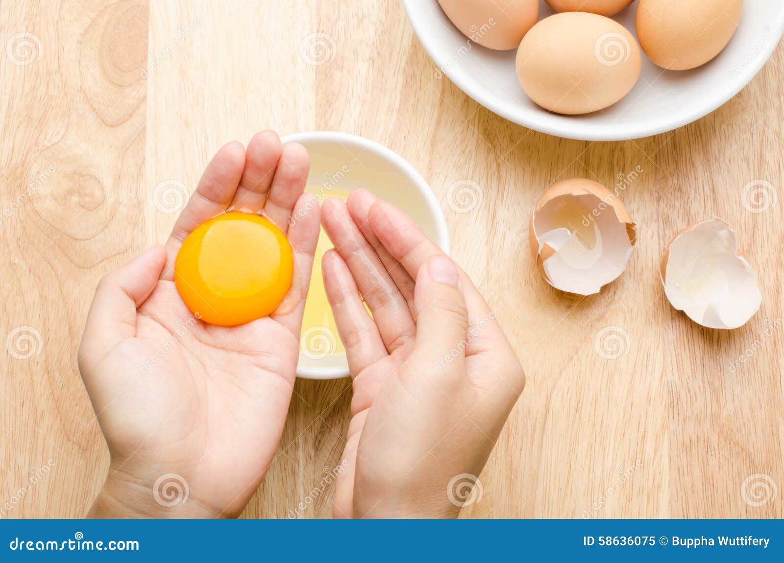 Yema de huevo para cocinar imagen de archivo. Imagen de asimiento ...