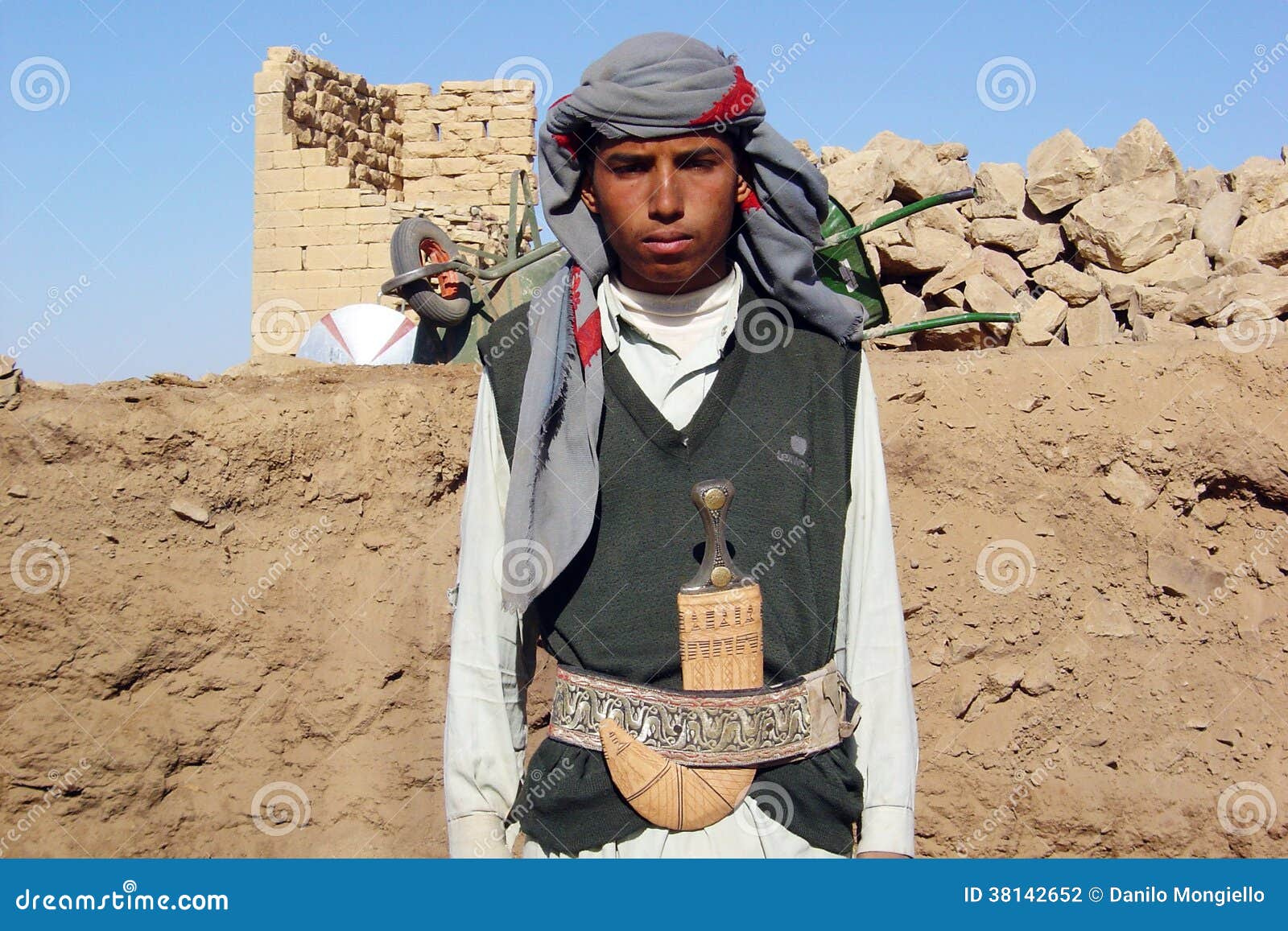 Yemeni boy editorial photography. Image of desert, jambiyya - 38142652