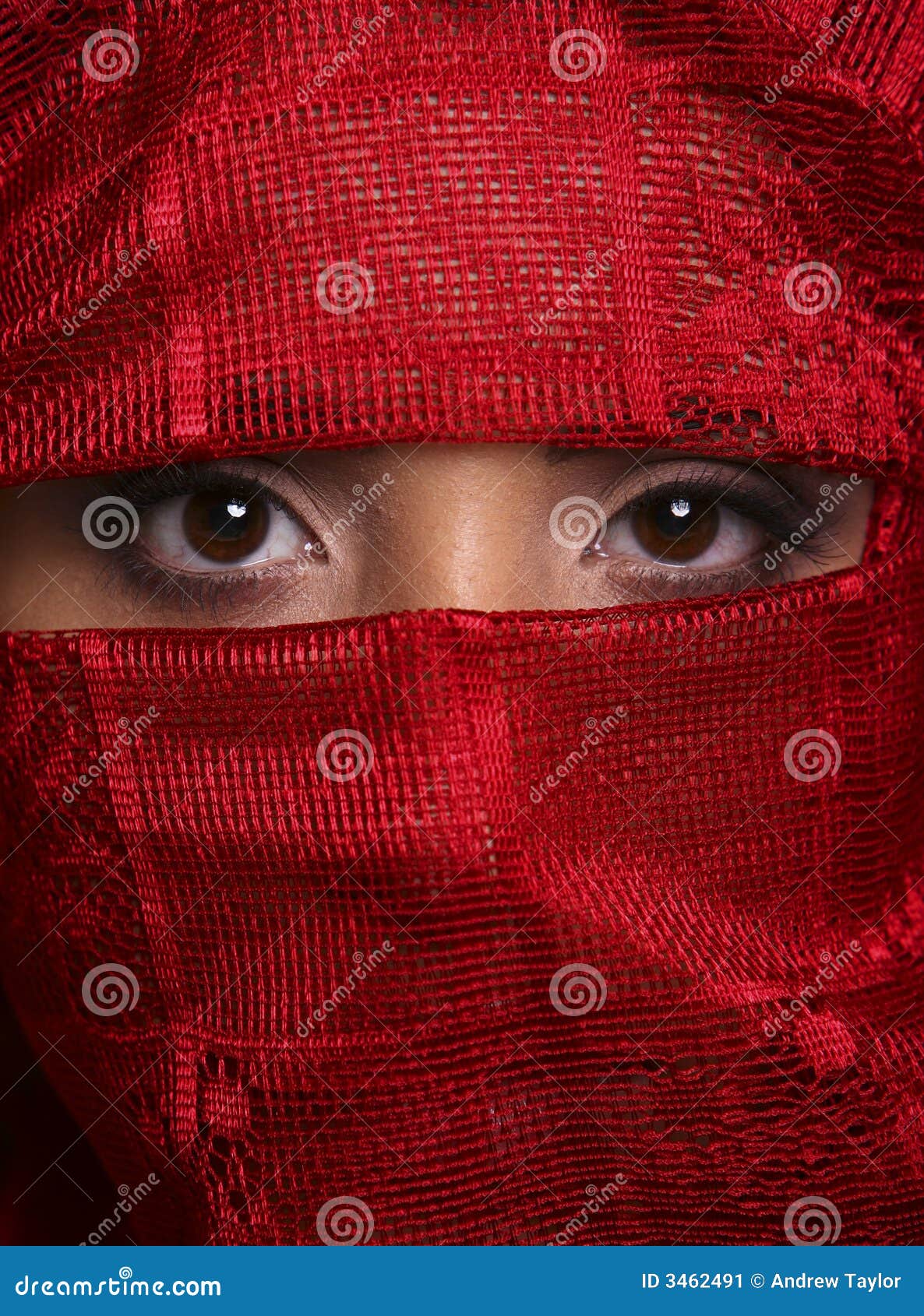 Yeux Bruns De Reemie En Rouge Image stock - Image du expression ...