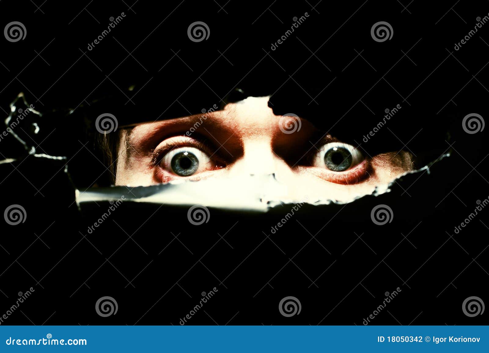 Yeux effrayants d'un homme photo stock. Image du foncé - 18050342