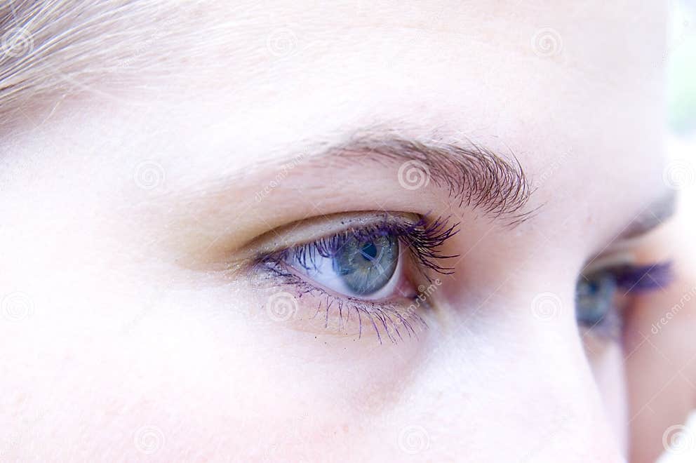 Yeux tristes photo stock. Image du gens, verticale, bleu - 1174098