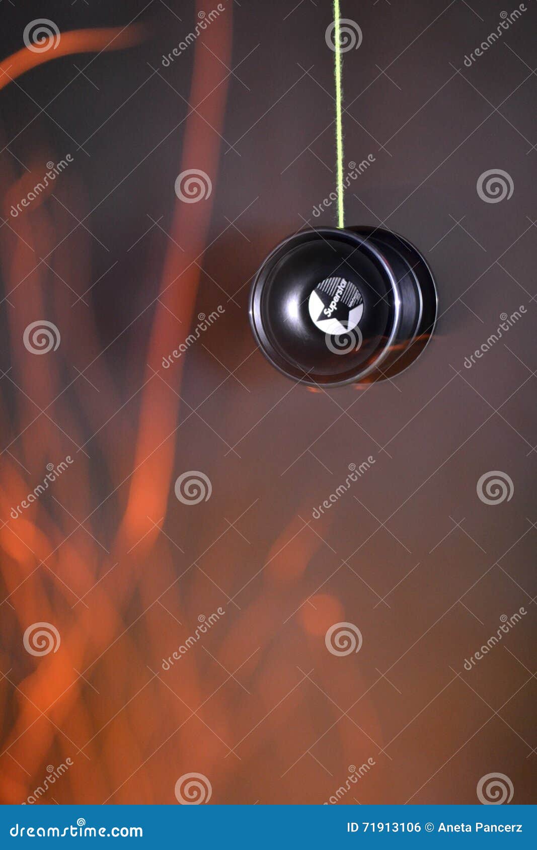 Yo-yo editorial photo. Image of fire, string, green, black - 71913106