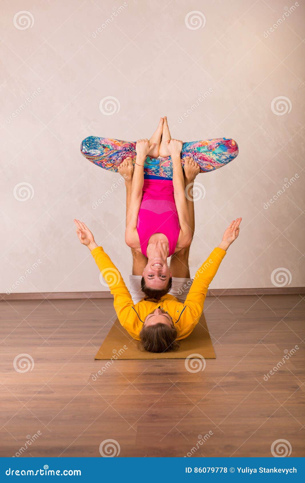 Yoga Acrobatica in Uno Studio Fotografia Stock - Immagine di ...