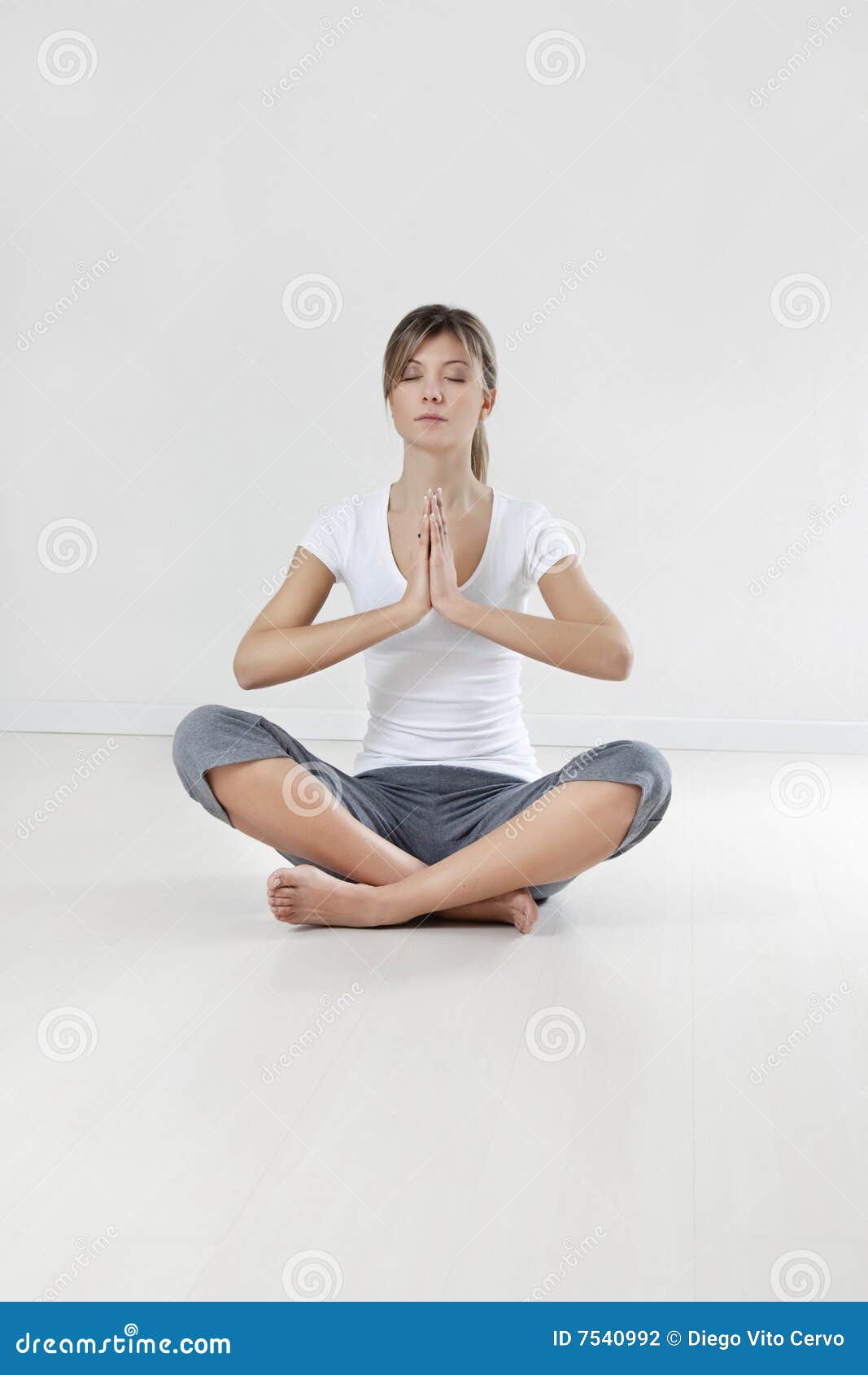 Yoga de forme physique photo stock. Image du fermé, activité - 7540992