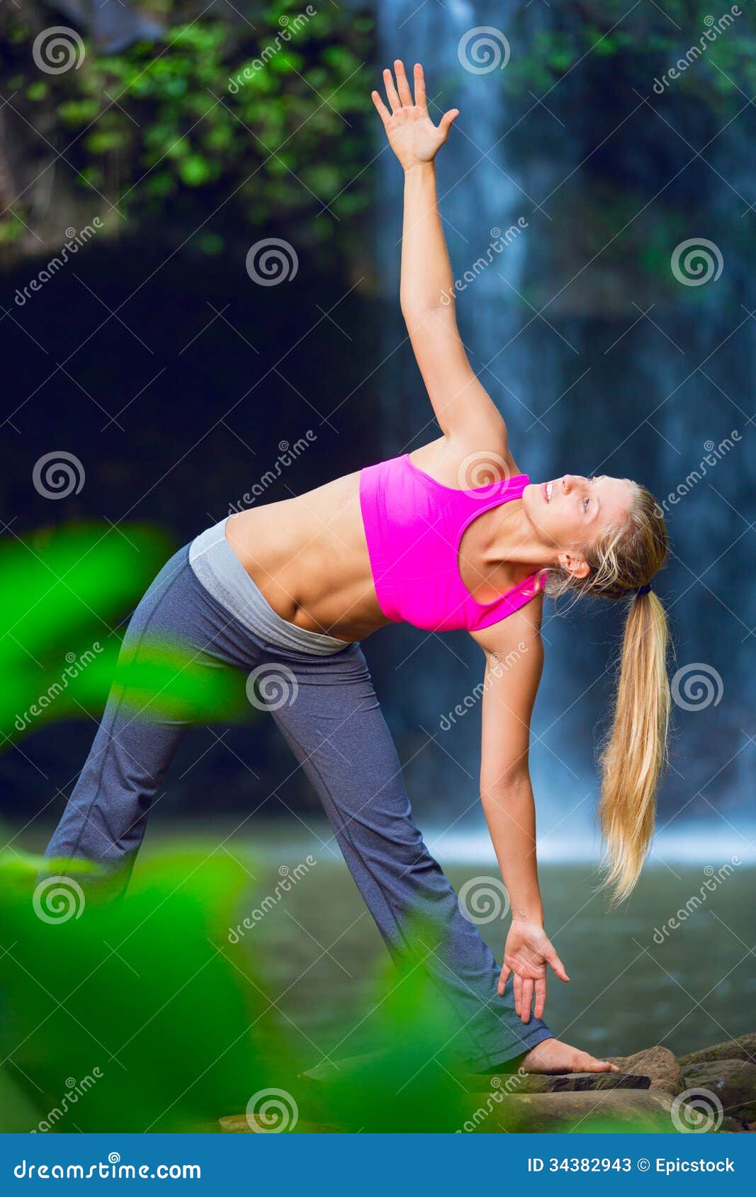 Yoga De Practacing De Femme Devant La Belle Cascade Image stock - Image ...