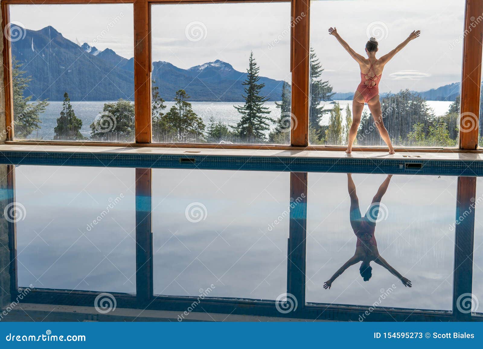 Yoga Poses by Pool obraz stock. Obraz złożonej z rozmyślanie - 154595273