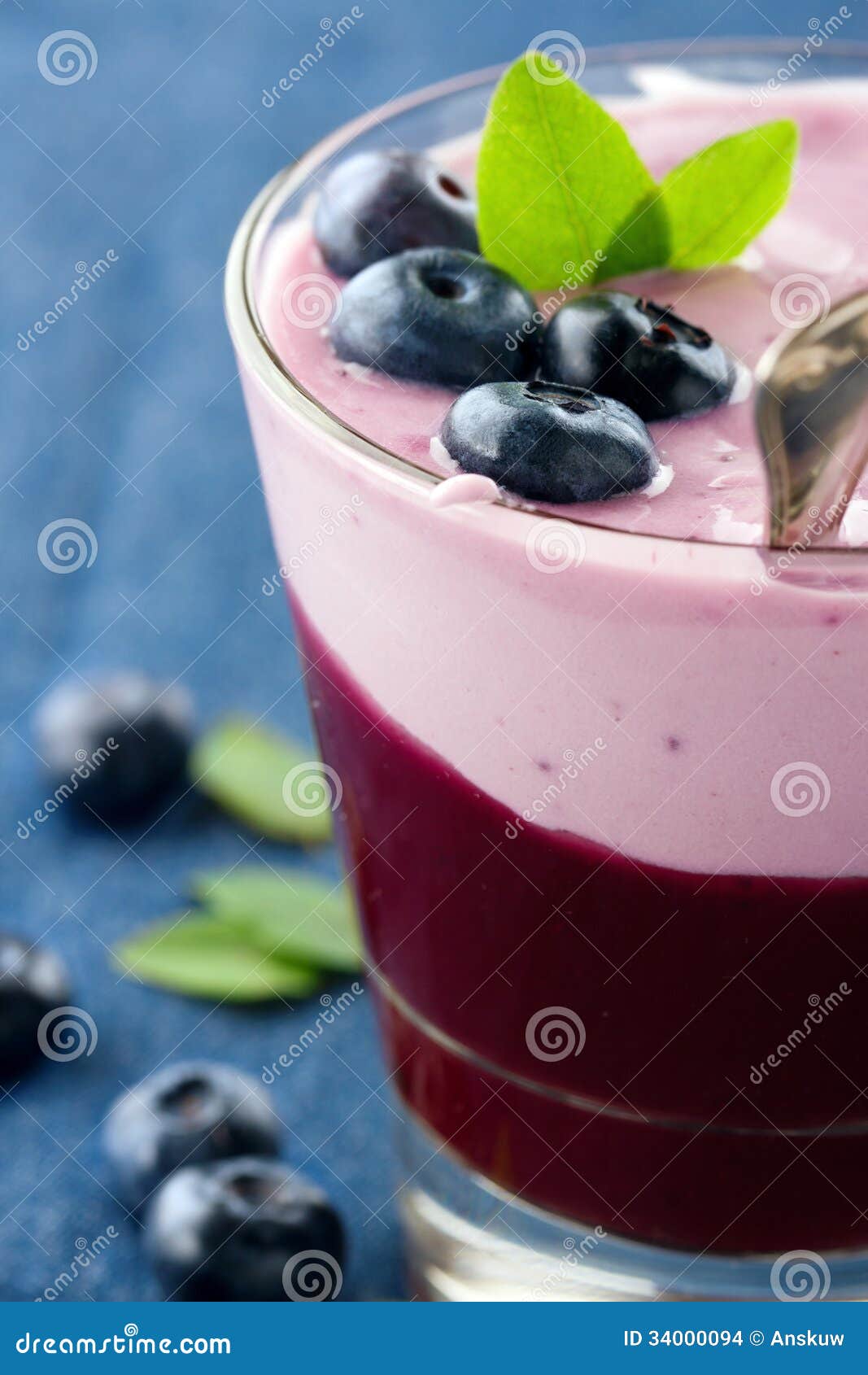 Yoghurt met bosbessen stock foto. Image of ontbijt, glas - 34000094