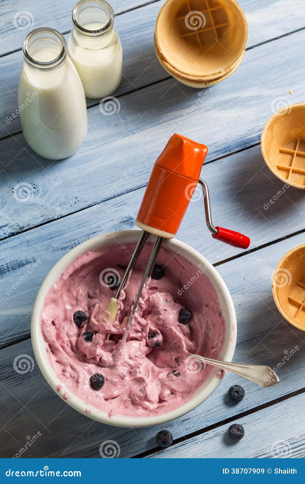 Yoghurt Met Bosbessen Als Roomijs Wordt Gemengd Dat Stock Afbeelding ...