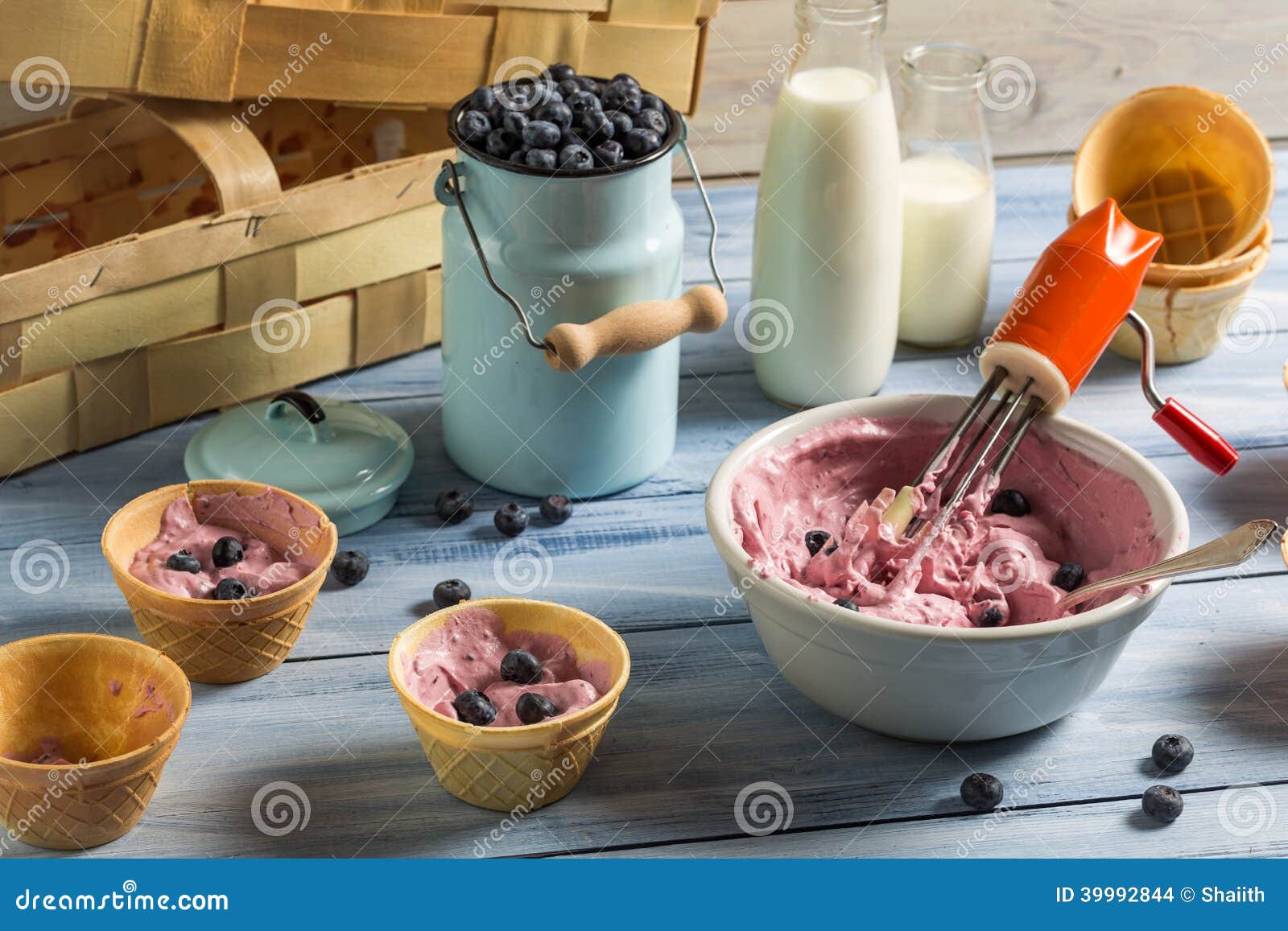 Yoghurt Met Bosbessen Als Roomijs Wordt Gemengd Dat Stock Foto - Image ...