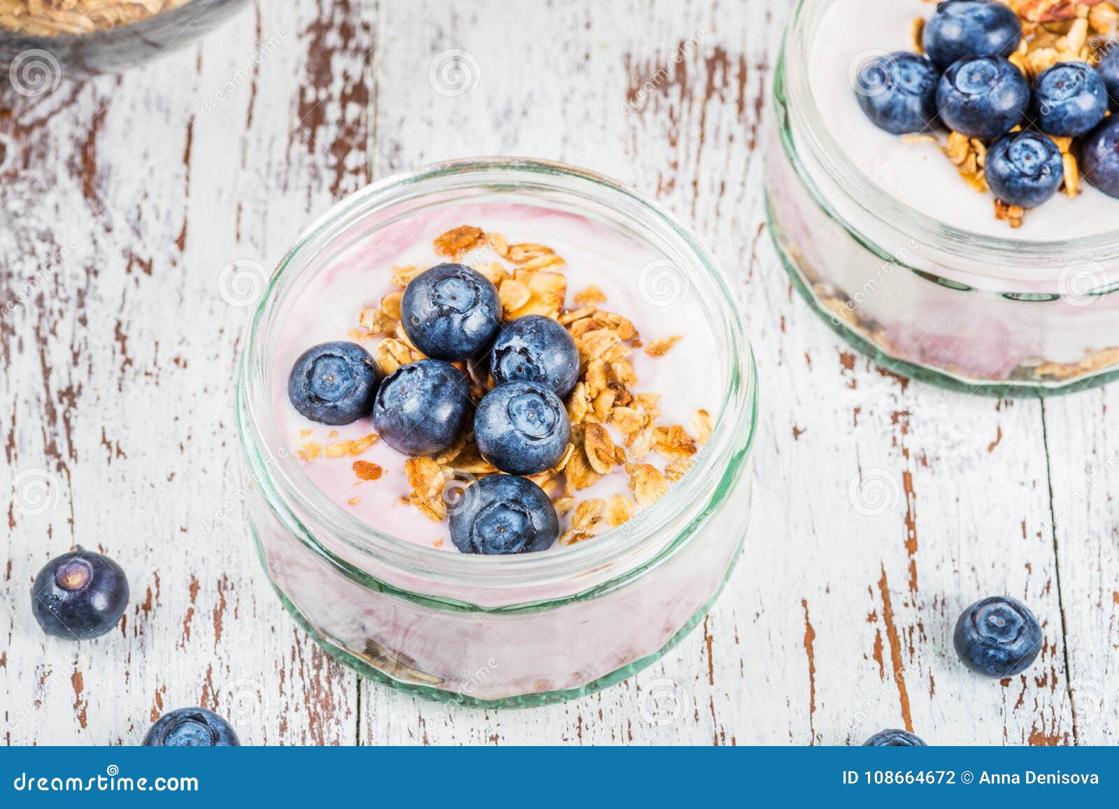 Yoghurt Met Eigengemaakte Granola En Bosbessen Stock Foto - Image of ...