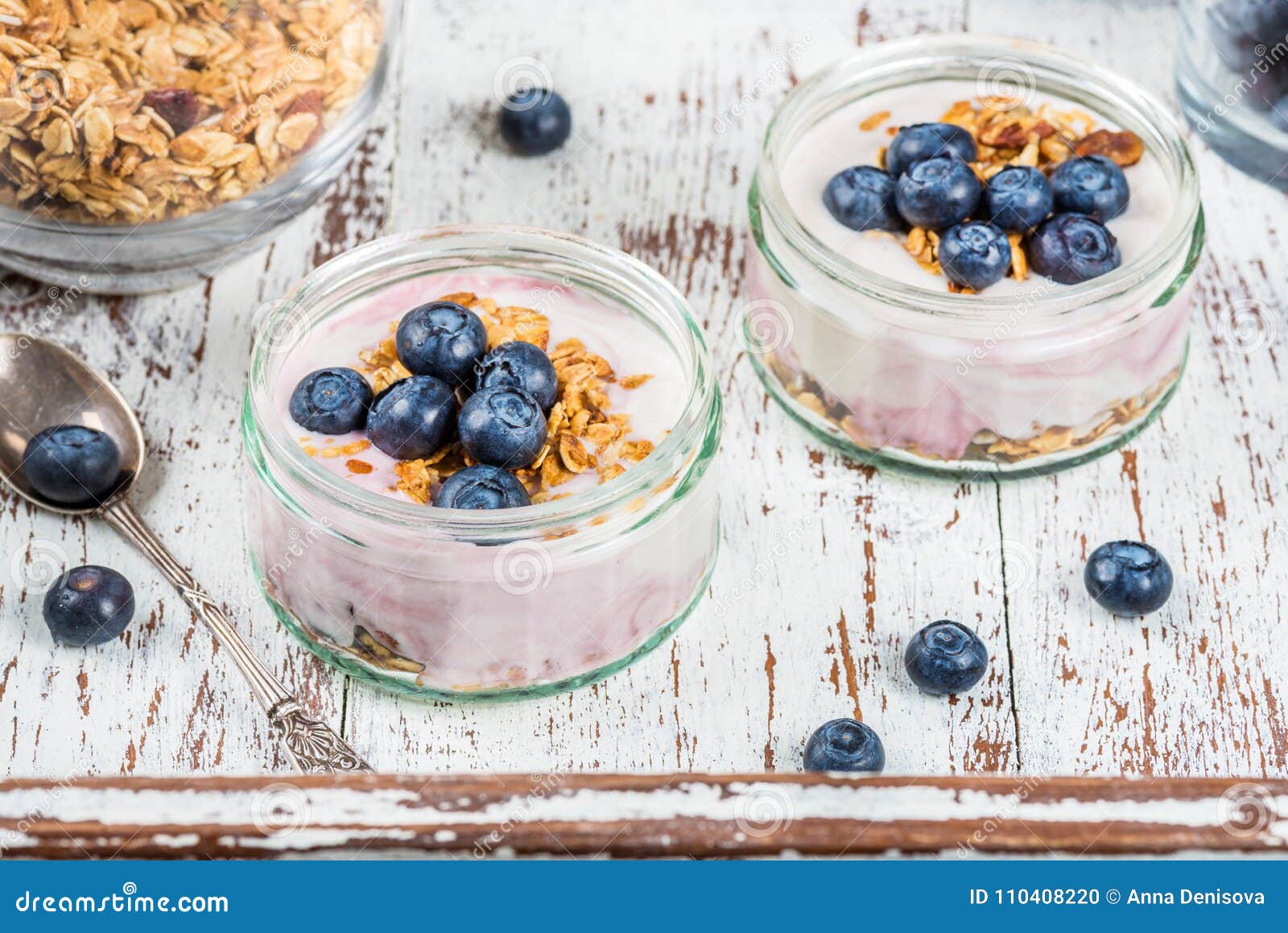 Yoghurt Met Eigengemaakte Granola En Bosbessen Stock Foto - Image of ...