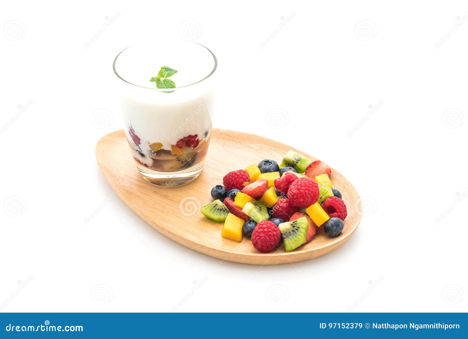 Yoghurt Met Gemengd Fruit (aardbei, Bosbessen, Framboos, Kiw Stock ...