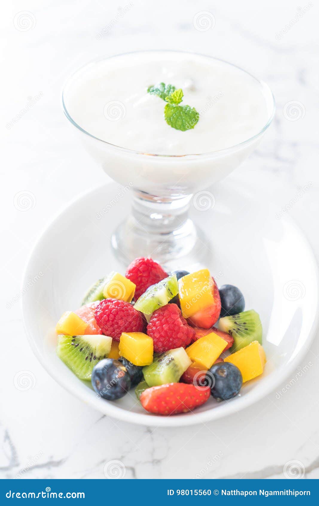 Yoghurt Met Gemengd Fruit (aardbei, Bosbessen, Framboos, Kiw Stock Foto ...