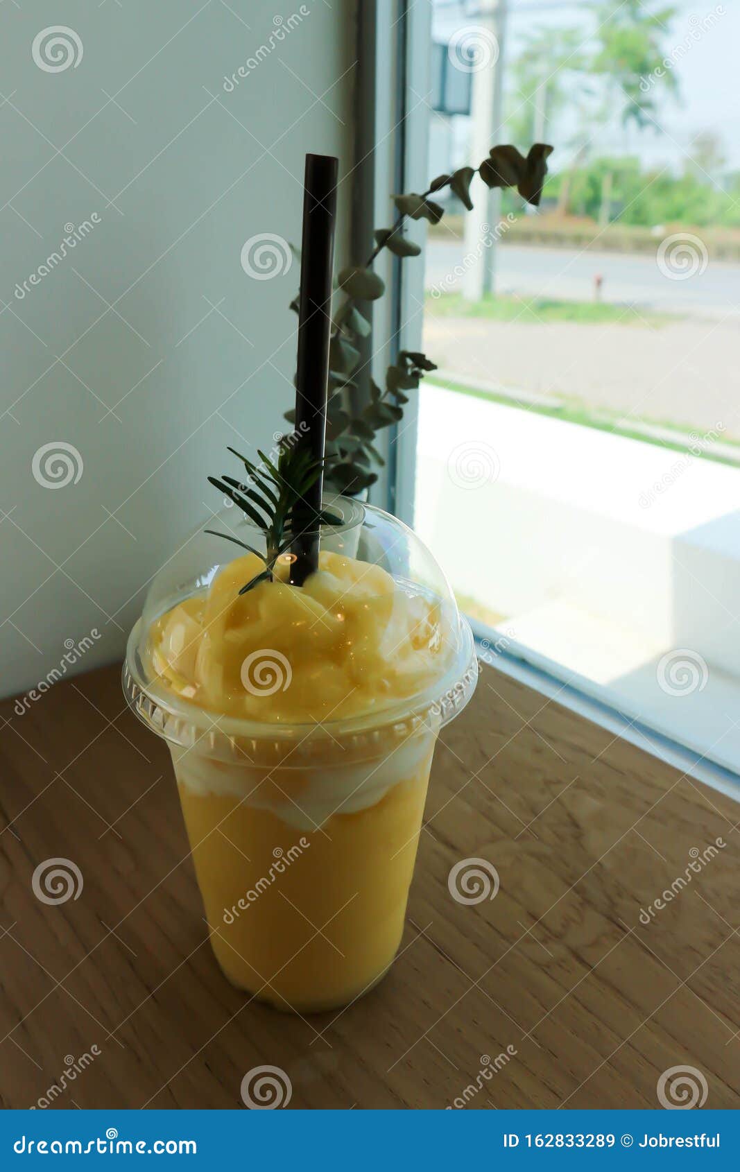 Yogur De Mango Liso, Mango Liso Imagen de archivo - Imagen de fresco ...