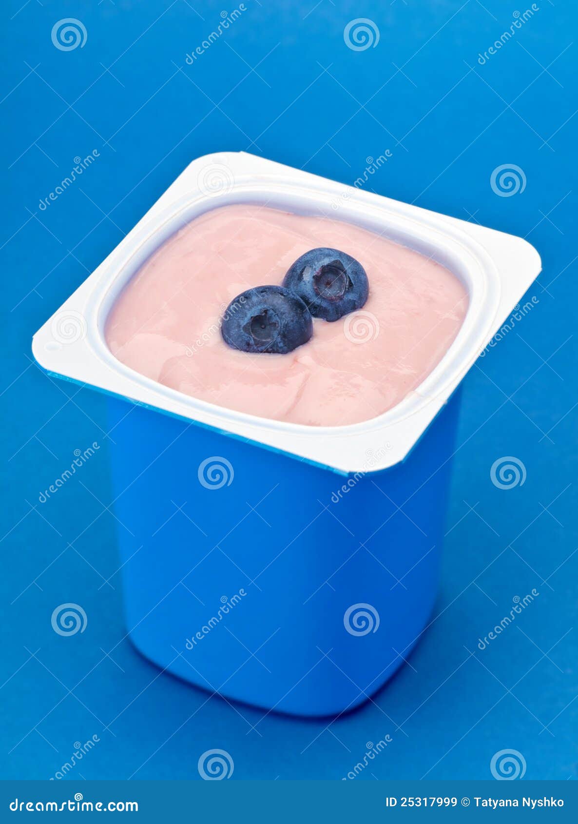 Yogurt com uva-do-monte imagem de stock. Imagem de doce - 25317999