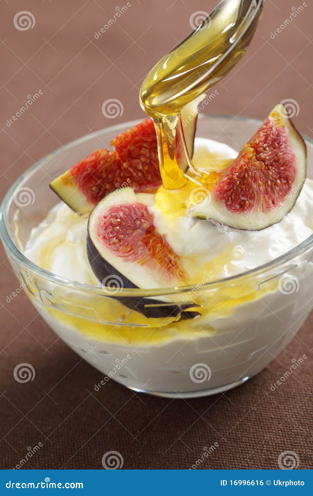 Yogurt Grego Com Figos E Mel Foto de Stock - Imagem de alimento, queijo ...