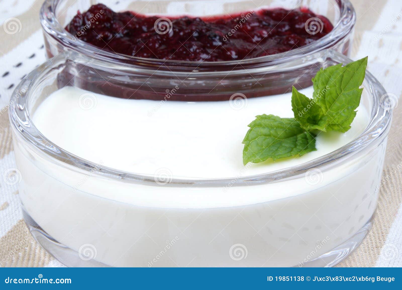 Yogurt Grego Do Estilo Com Fruta Em Um Vidro Foto de Stock - Imagem de ...