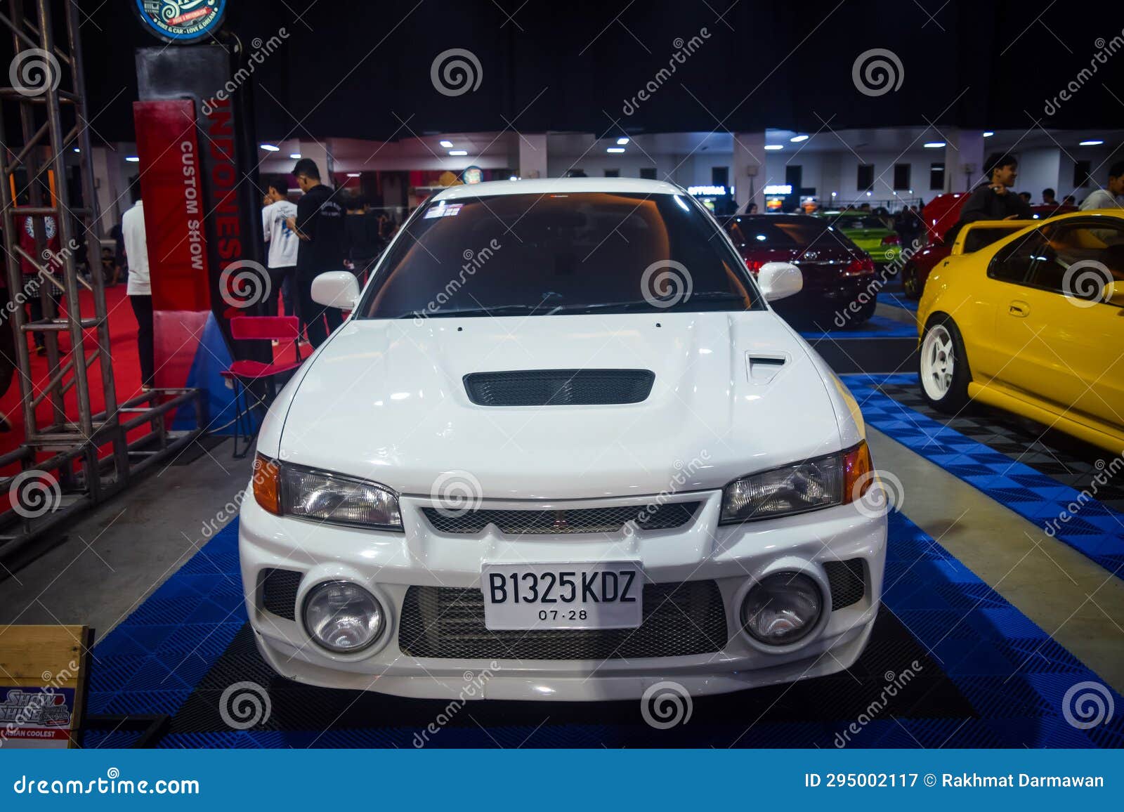 White Mitsubishi Lancer Evolution IV in Indonesian Custom Show ...
