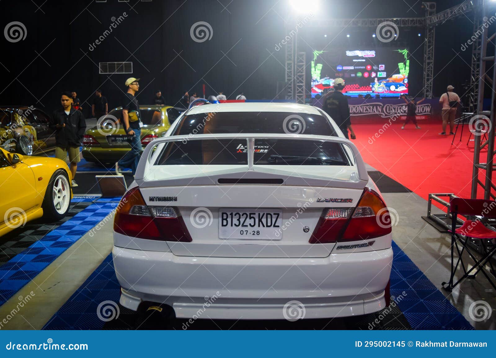 White Mitsubishi Lancer Evolution IV in Indonesian Custom Show ...