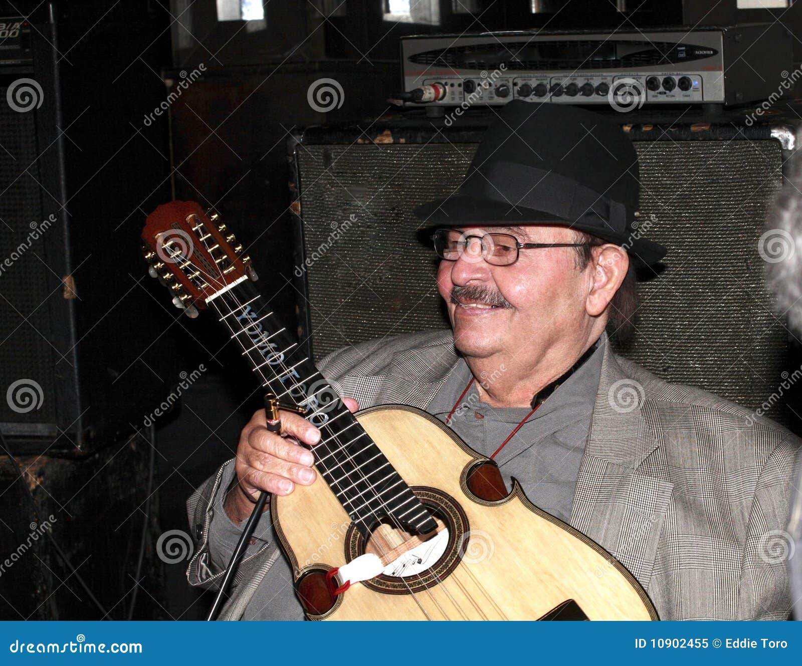 Yomo Toro editorial image. Image of senior, nightclub - 10902455