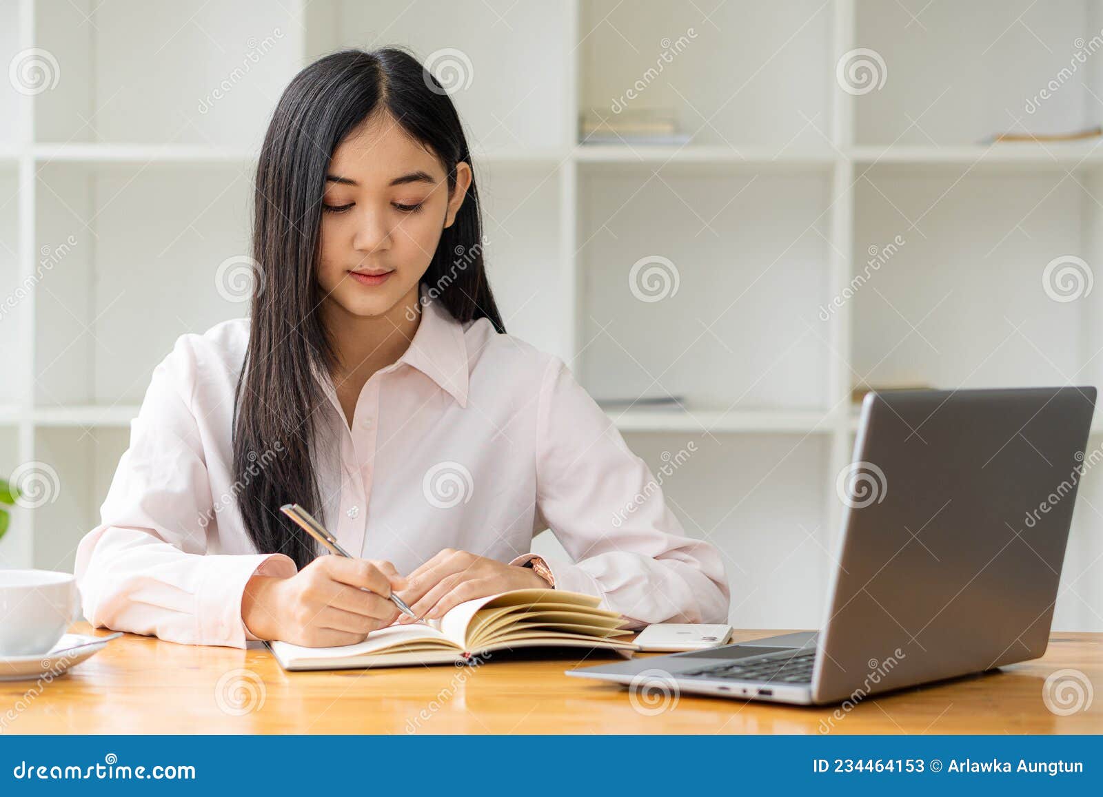 Young Asian Students are Smiling and Looking at the Camera in Studying ...