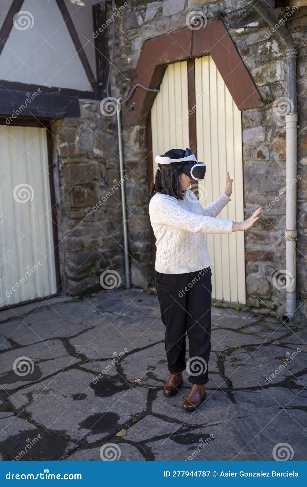 A Young Asian Woman Experiences Virtual Reality Stock Image - Image of ...