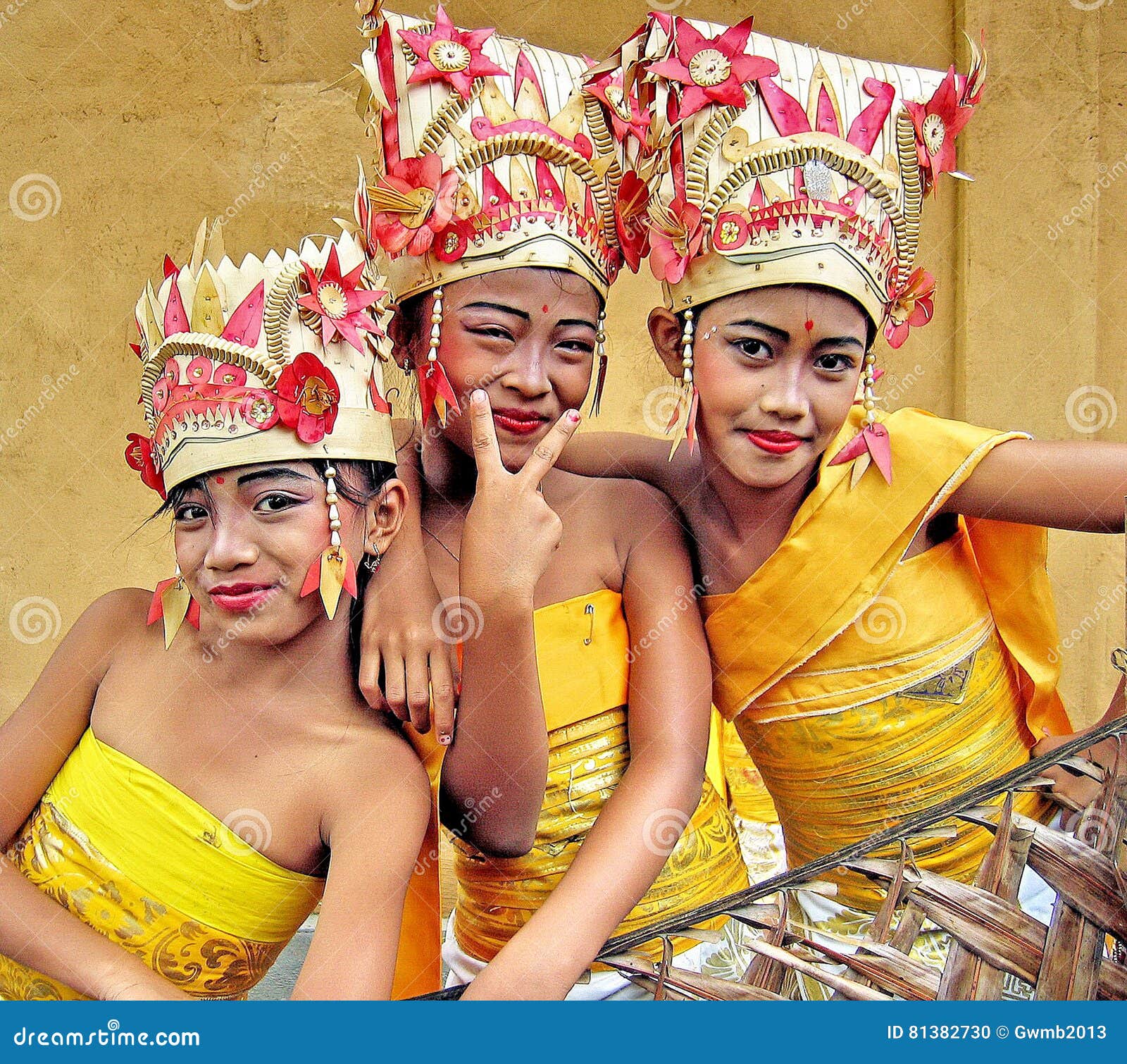 YOUNG BALINESE DANCERS editorial image. Image of costumes - 81382730