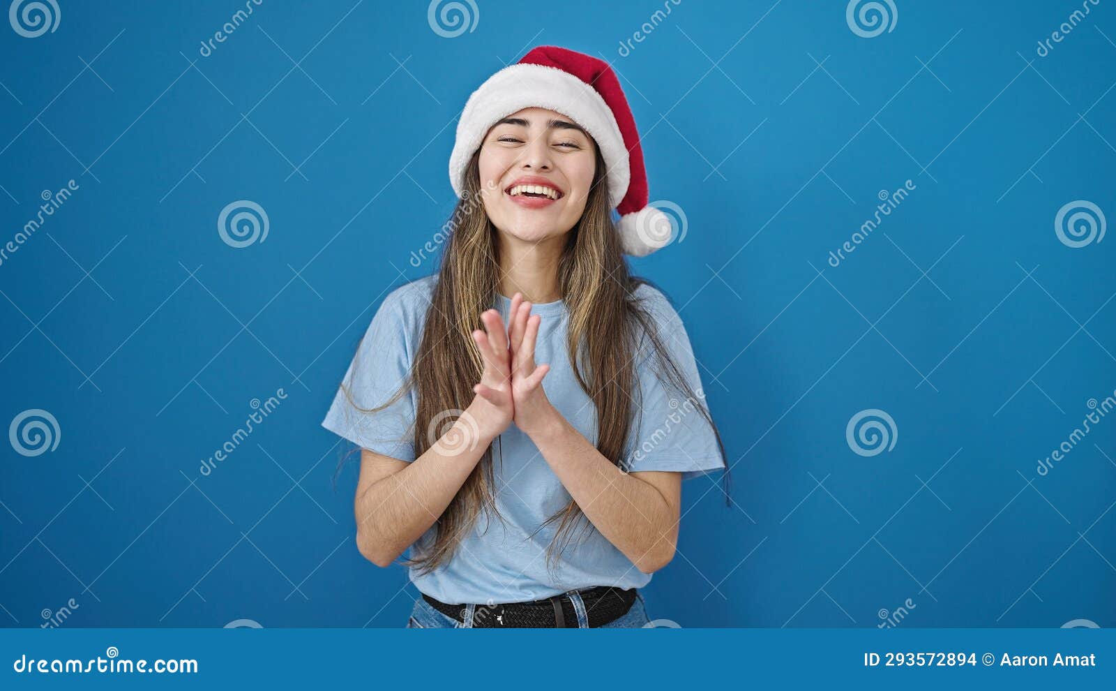 Young Beautiful Hispanic Woman Wearing Christmas Hat Clapping Hands
