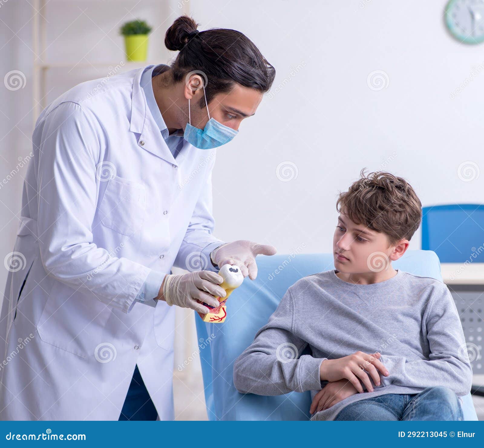 Young Boy Visiting Doctor in Hospital Stock Image - Image of healthy ...
