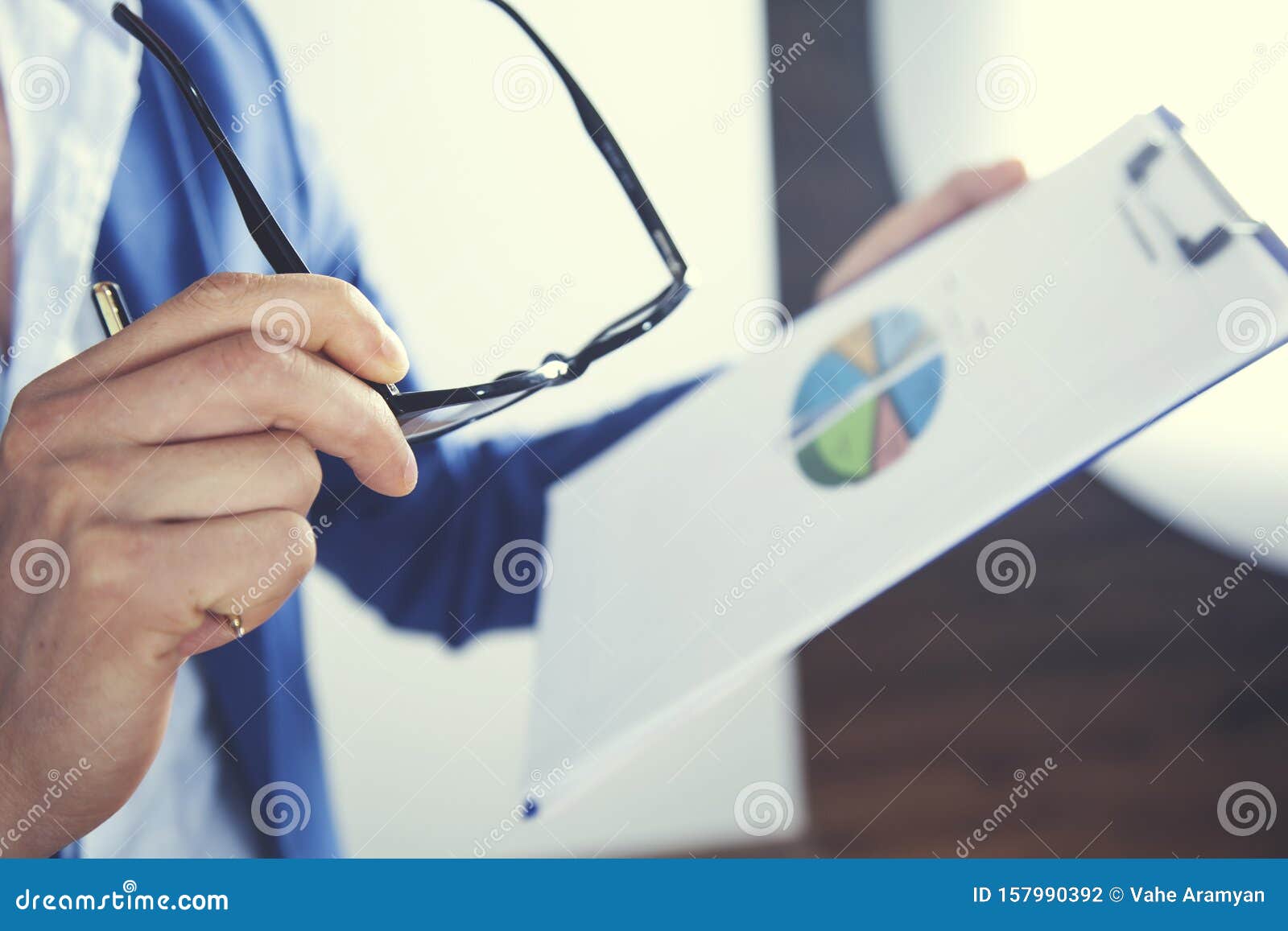 Man hand graph stock photo. Image of hand, laptop, return - 157990392