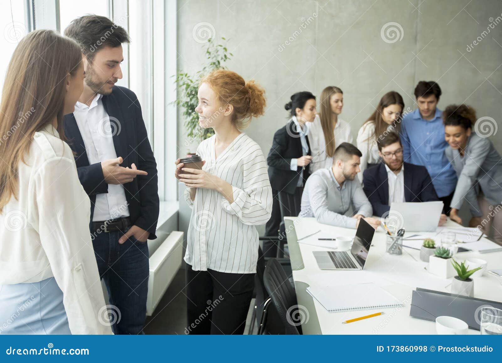 Young Businesspeople Sharing Ideas and Having Friendly Conversation ...