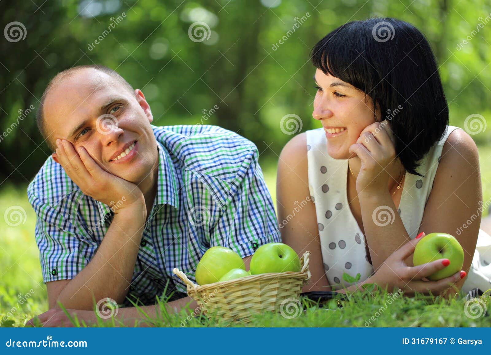 Young couple with apples stock image. Image of face, adult - 31679167