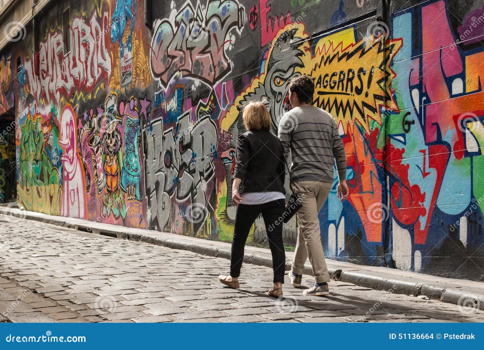Young Couple Walking Past Graffiti Wall in Melbourne Editorial Stock ...