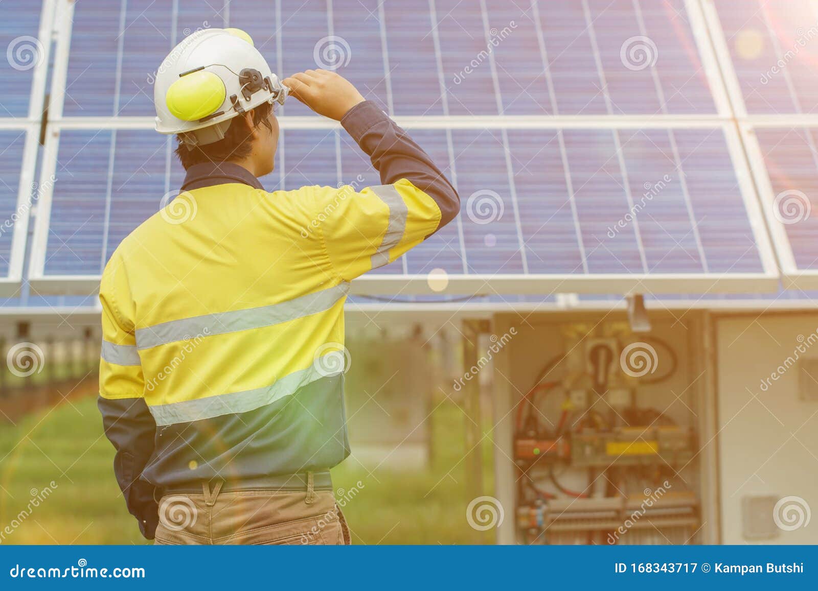 Young Engineers Who are Expert in Solar Power Generation Systems ...