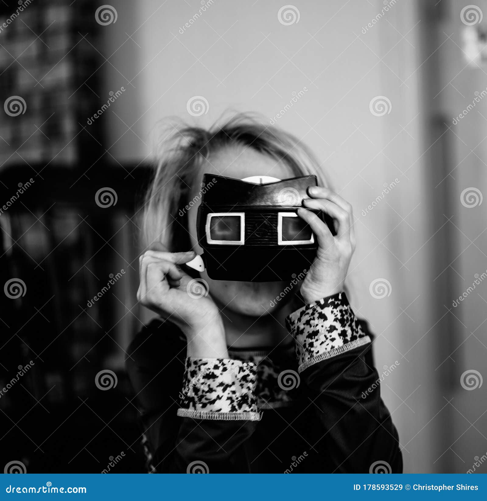 A Young Girl Using a 1970s View Master Viewer. Stock Image - Image of ...