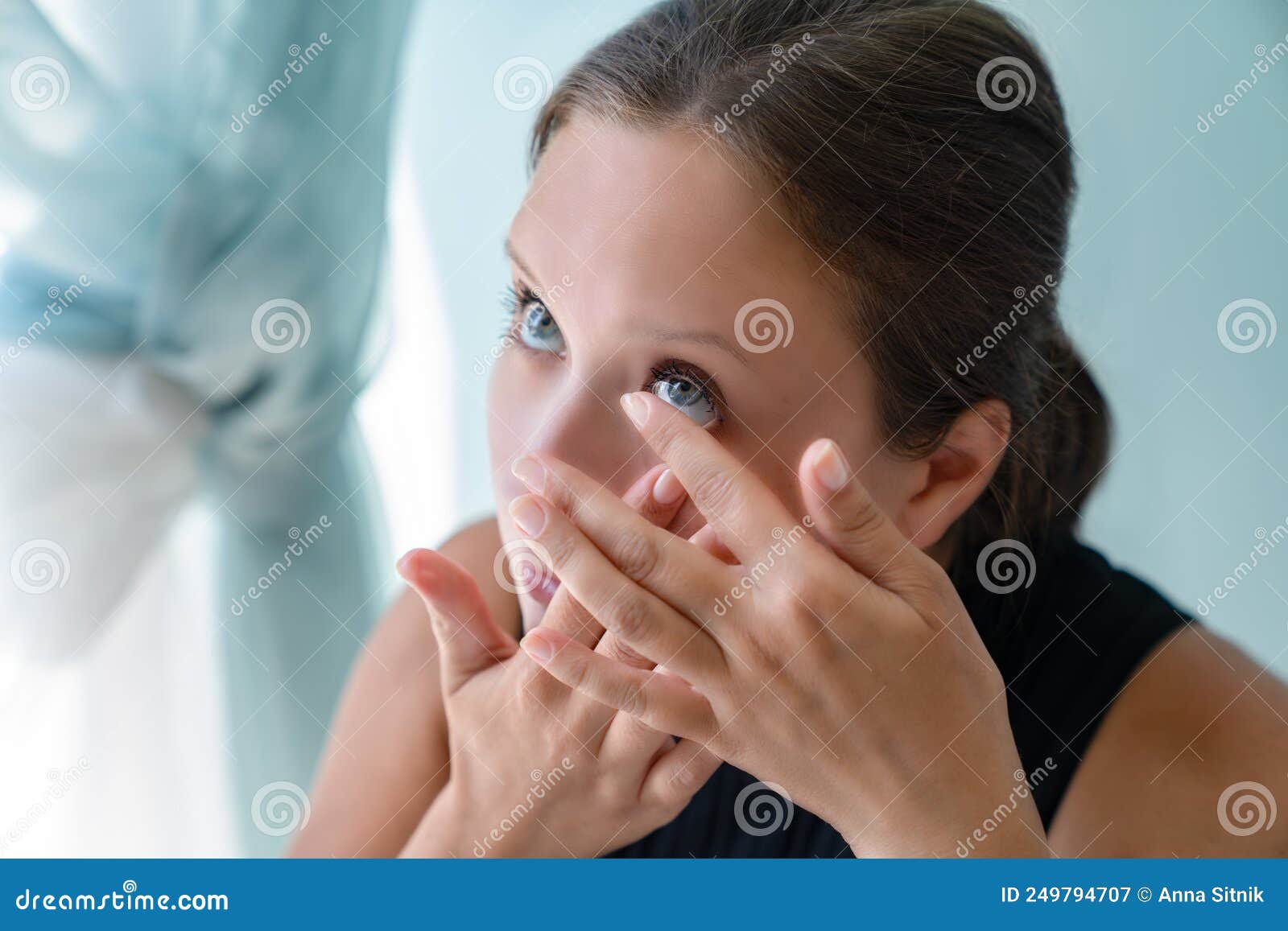 Young Grl Pulled Back Her Lower Eyelid and Brought Contact Lens To Her ...