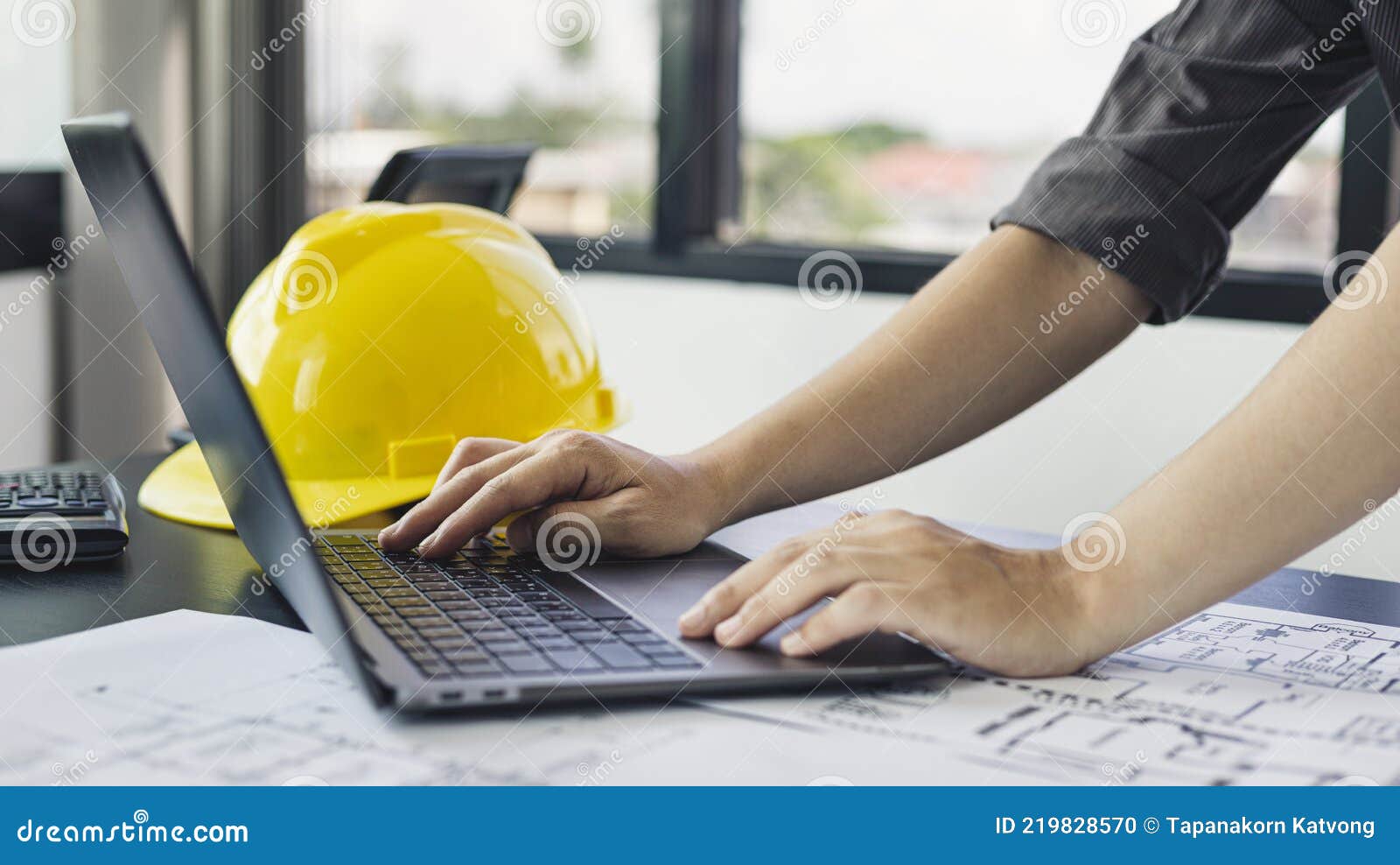 Engineer and Architect Concept, Man Uses a Ruler To Measure the Floor ...