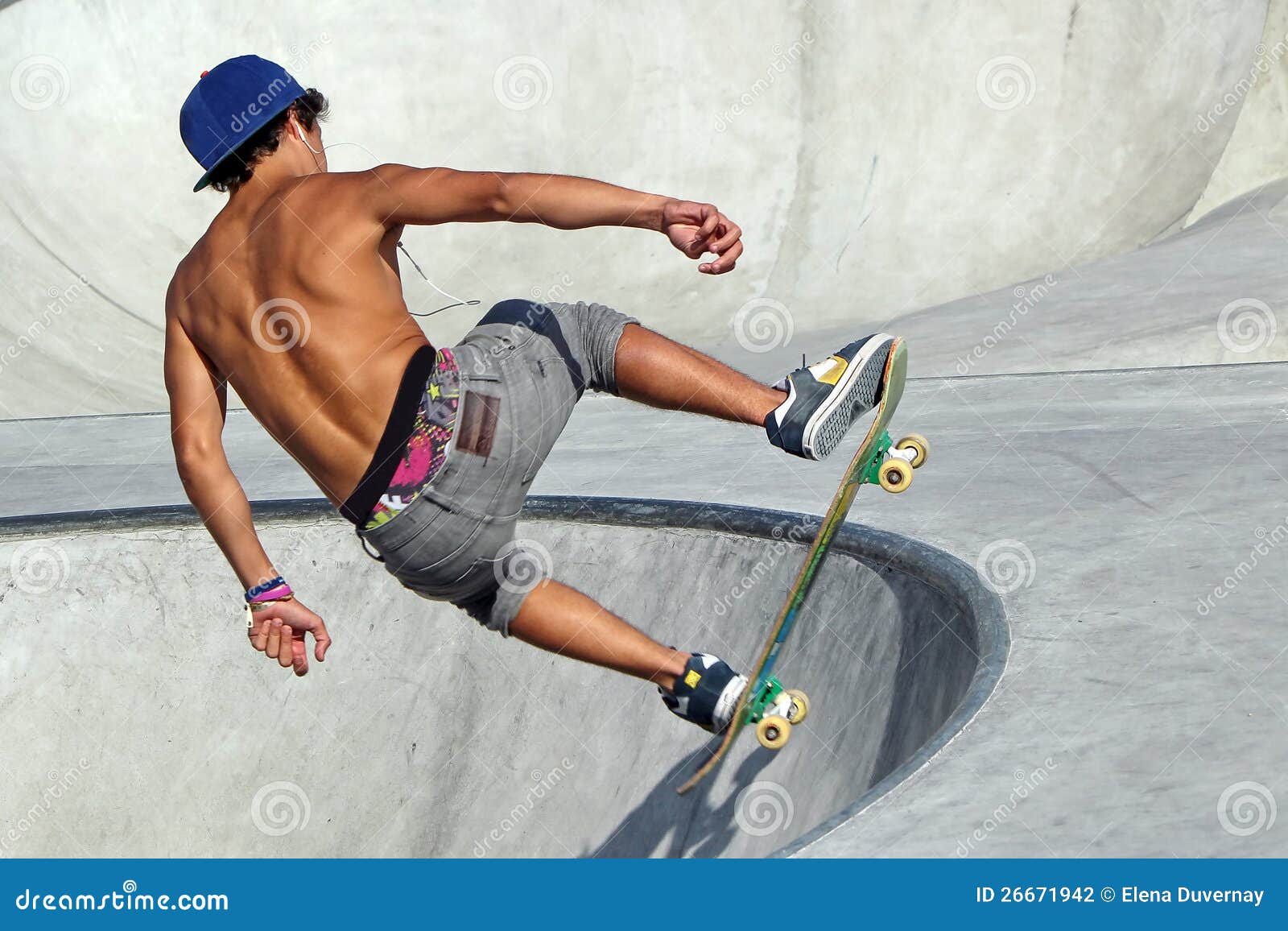 Young man skating editorial photography. Image of shorts - 26671942