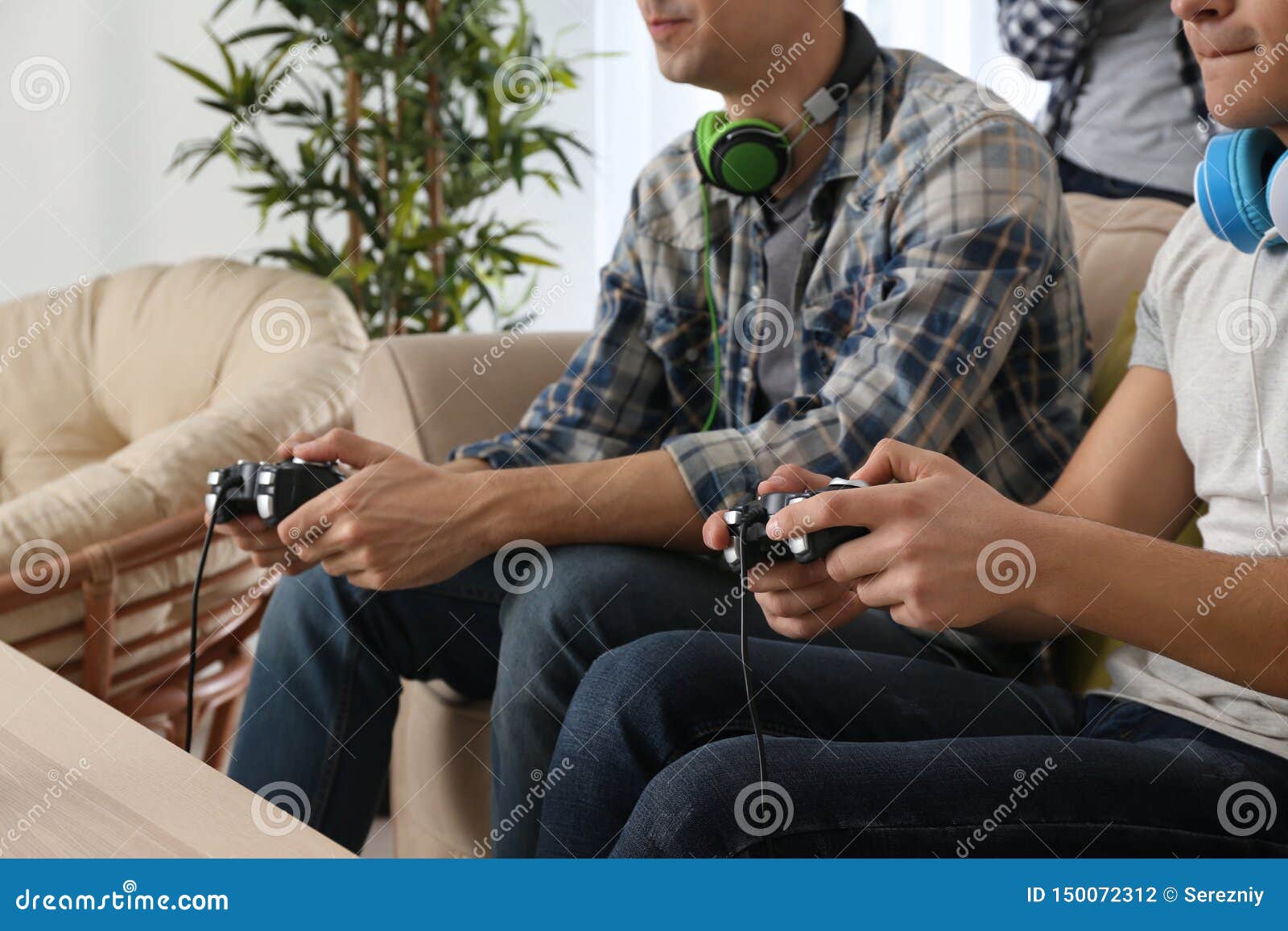 Men Playing Video Games Stock Photos - Download 3,779 Royalty Free Photos