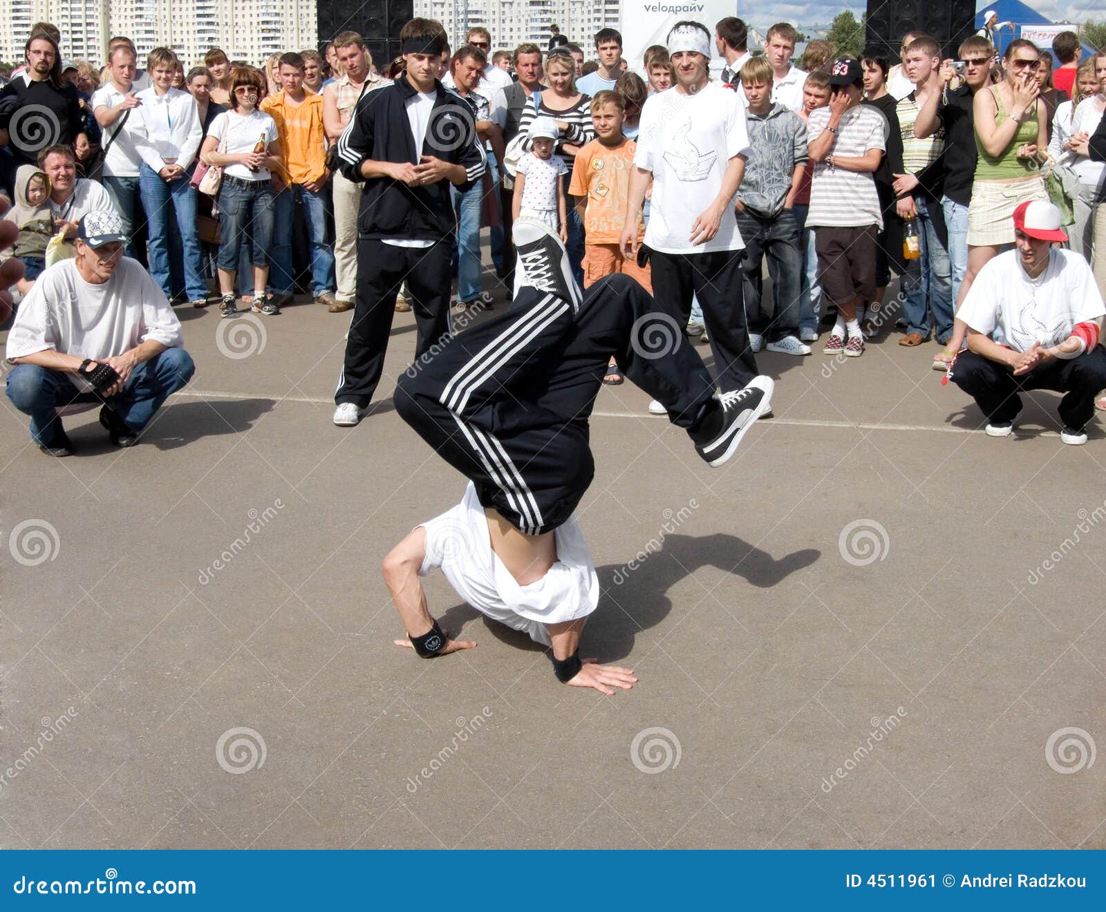 Young People Break Dancing on Editorial Photo - Image of human, stunt ...
