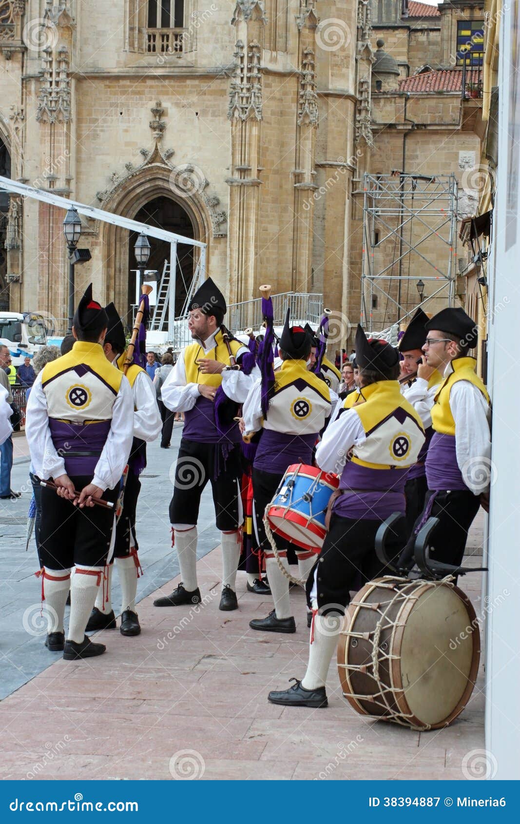 Young People Dressed in Typical Asturian Clothes Editorial Photography ...