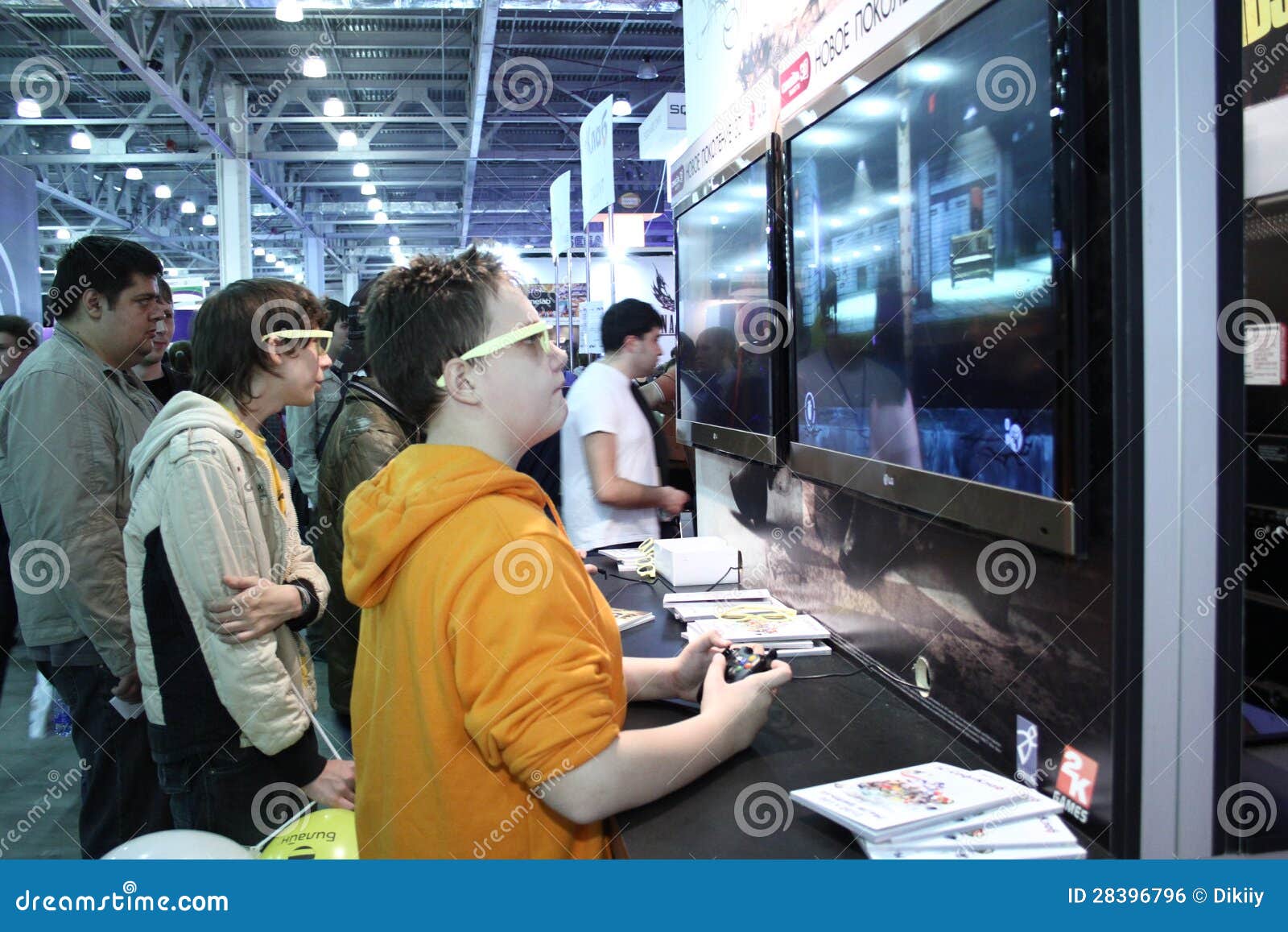Young People Playing Video Games Editorial Photo - Image of igromir ...