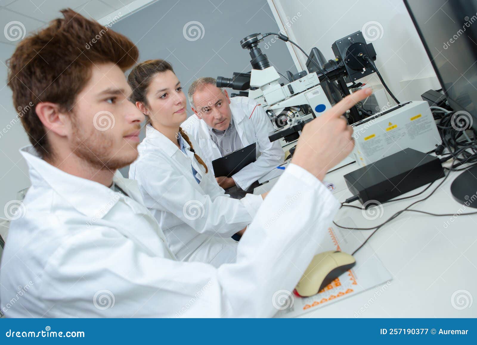 Young People in Science Lab Stock Image - Image of room, display: 257190377