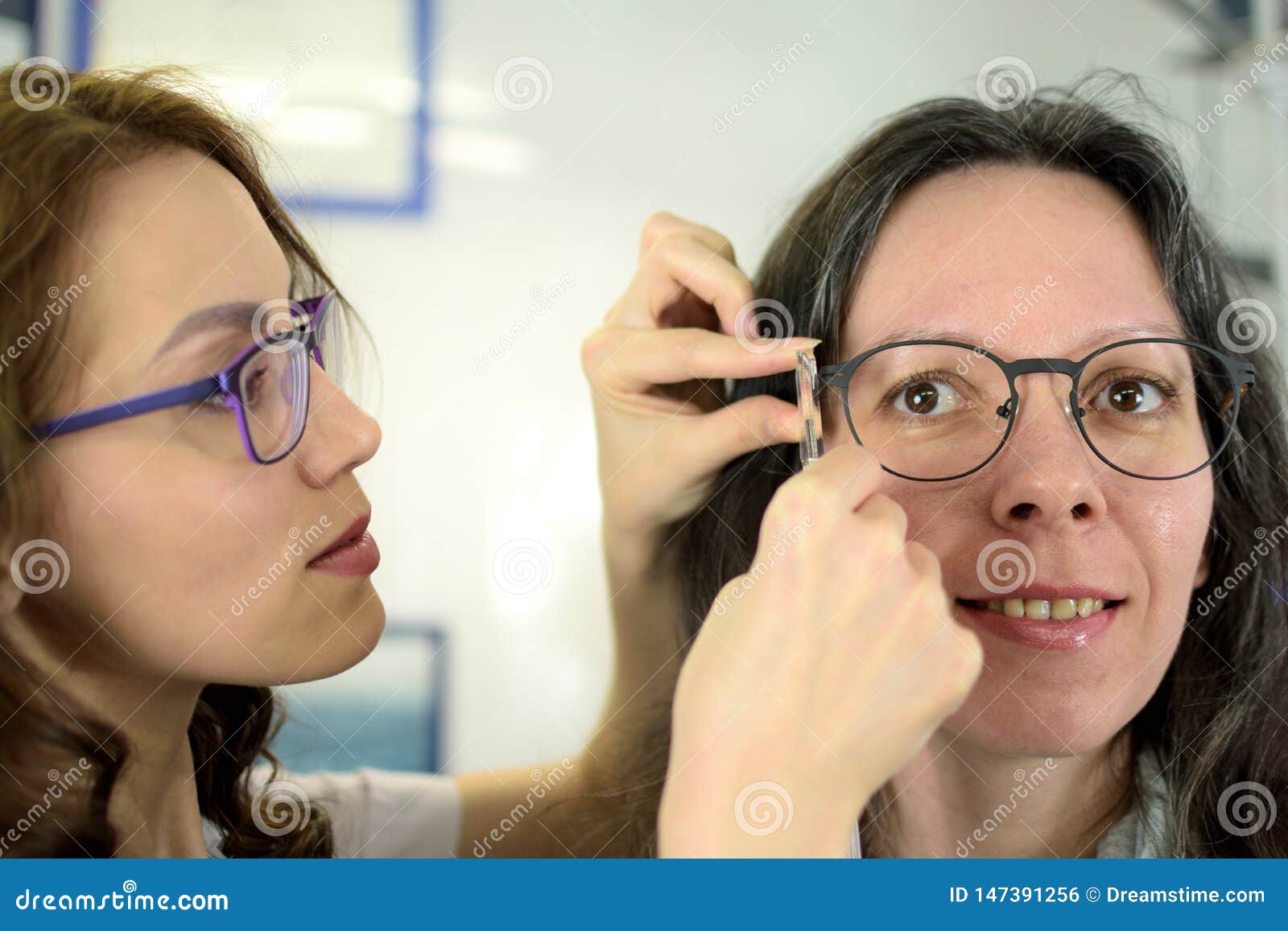 Young Pretty Woman Patient Fitting Eye Glasses Frame With ... Young Pretty Woman Patient Fitting Eye Glasses Frame With ...