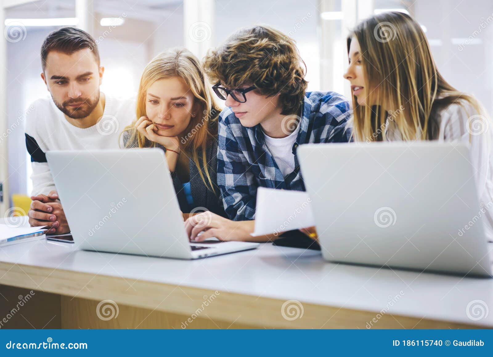 Journalists Computers Stock Photos - Free & Royalty-Free Stock Photos ...