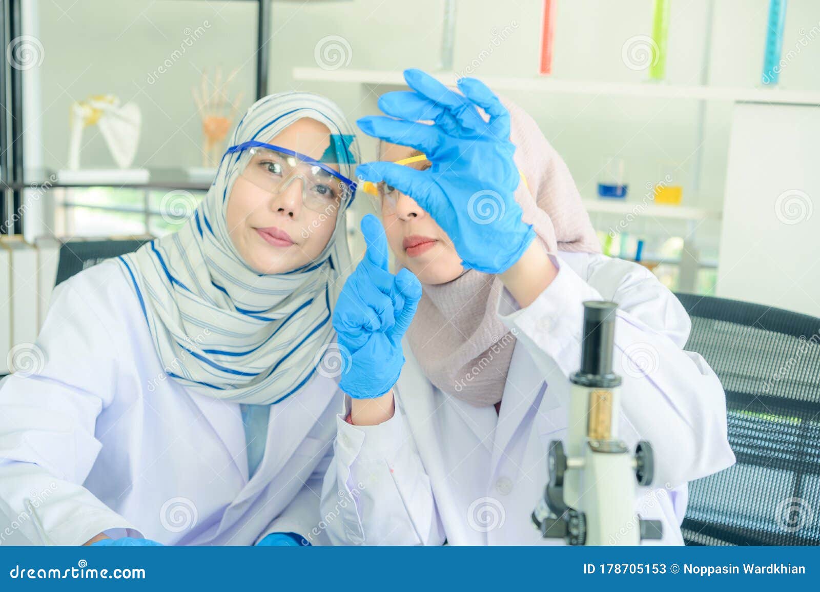 Young Science Students Doing an Experiment in a Laboratory Stock Image ...