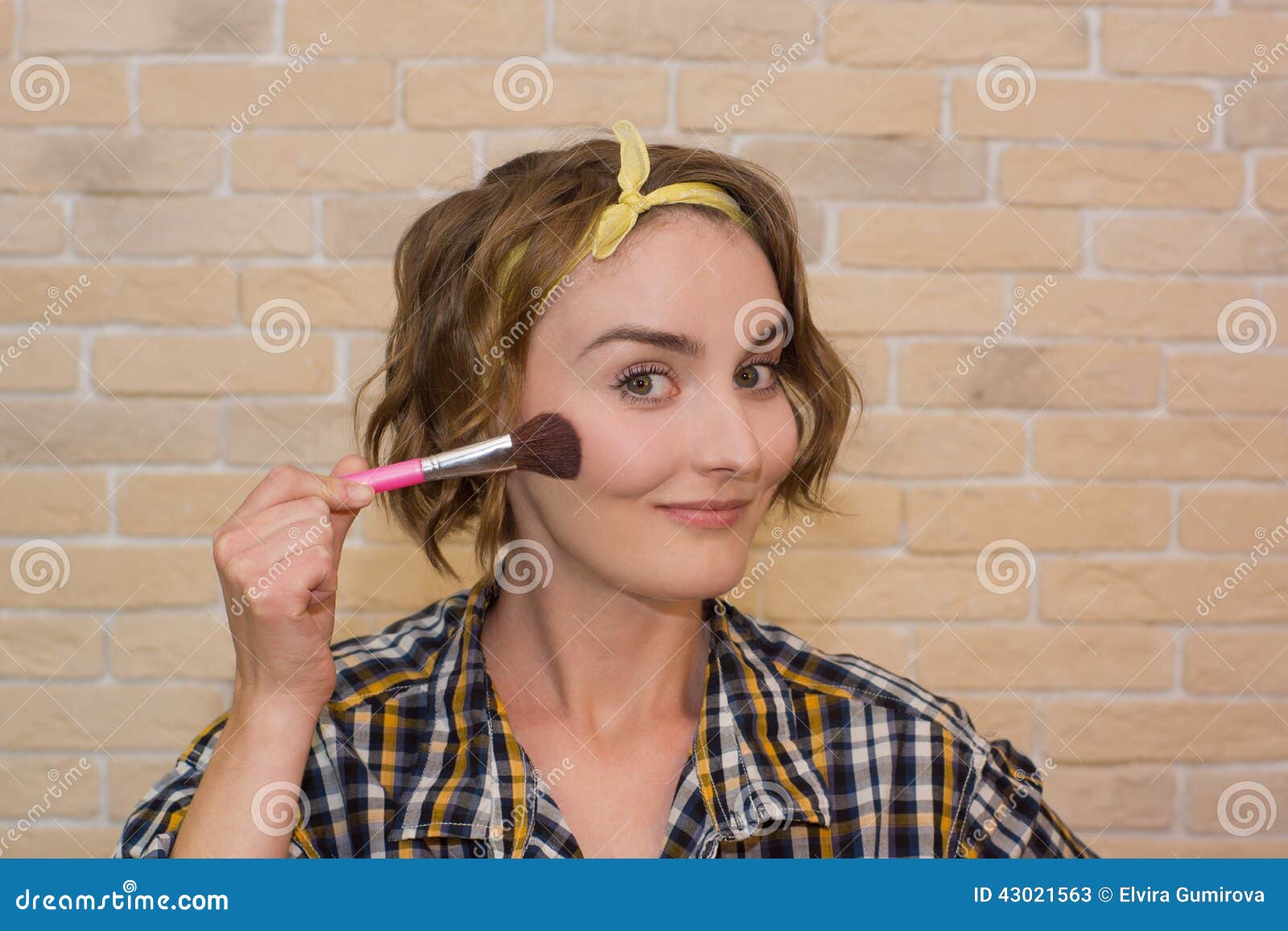 Young woman doing makeup stock image. Image of girl, curls - 43021563