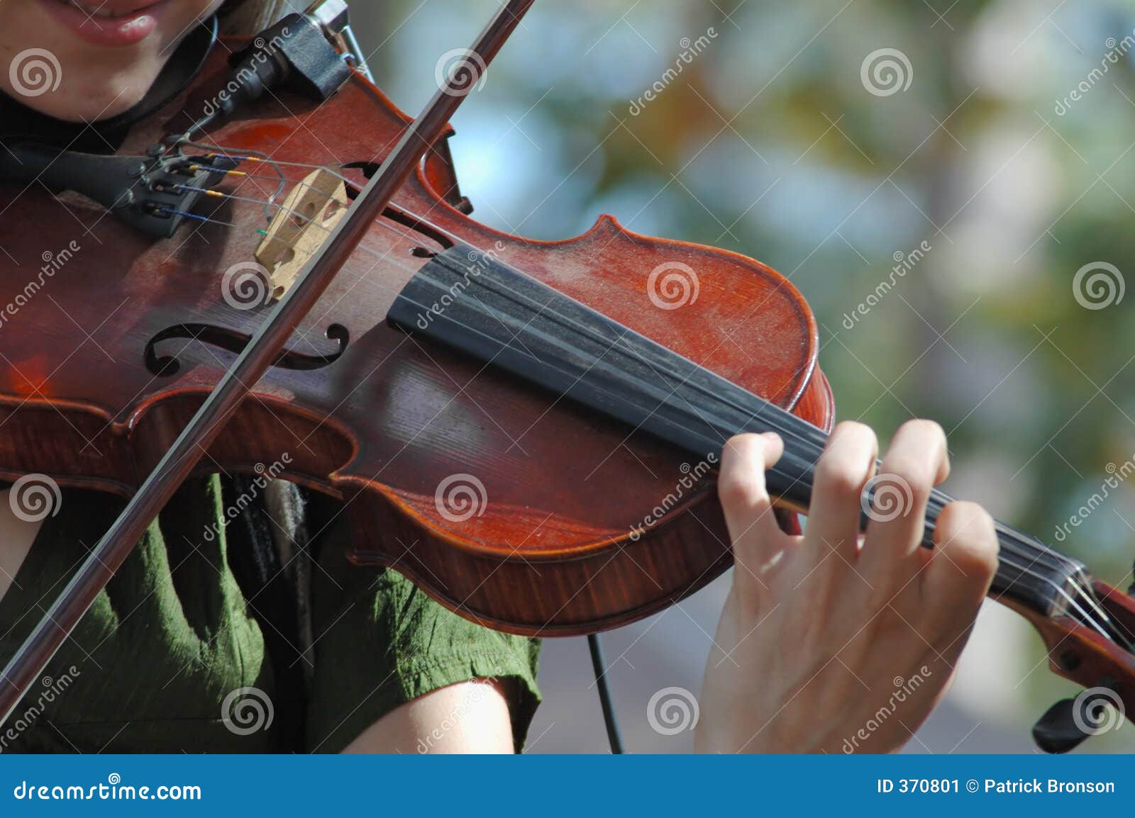 A Young Woman Playing the Violin Stock Image - Image of performer ...